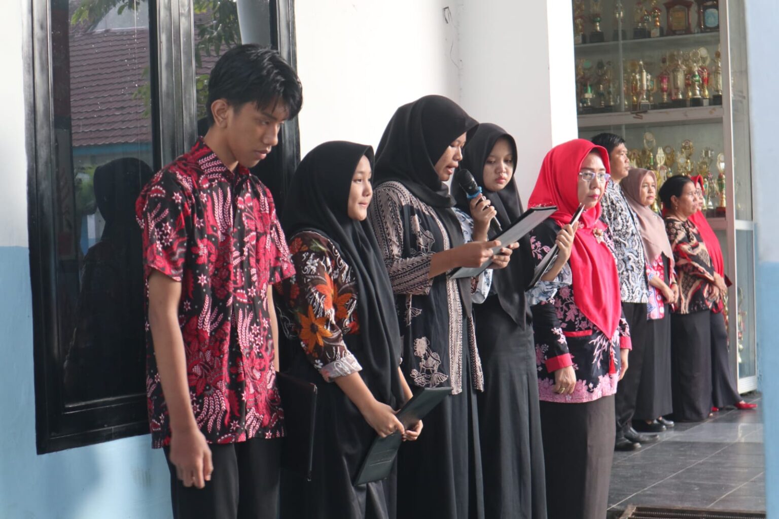 Hari Kartini Dalam Semangat Kebangsaan: Upacara Bendera di SMA Negeri 1 Kotabumi - SMAN 1 Kotabumi